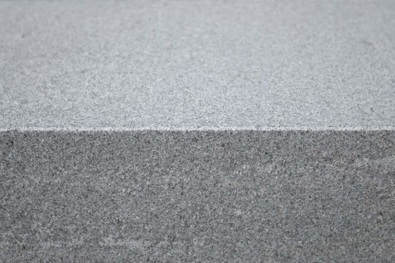 Blockstufe Granit Gala G654, geflammt, anthrazit - KSV Natursteine.